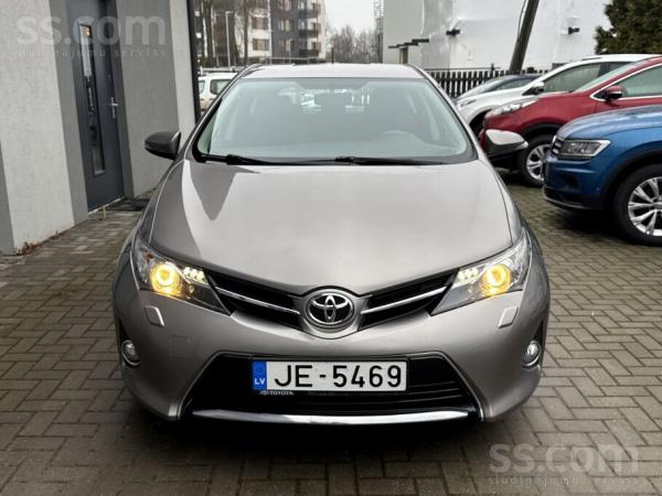 Grey Toyota Auris 2013 in Riga, with an engine capacity of 1.60 L and mileage of 182 thousand km for 7200 €, photo 7 on AUTOMOTO.COM.LV