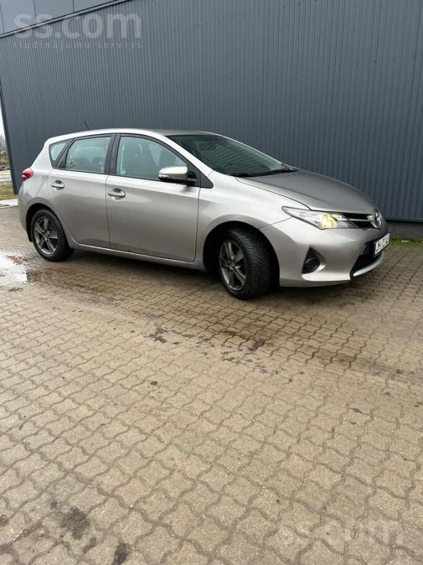 Grey Toyota Auris 2013 in Riga, with an engine capacity of 1.60 L and mileage of 224 thousand km for 5100 €, photo 1 on AUTOMOTO.COM.LV