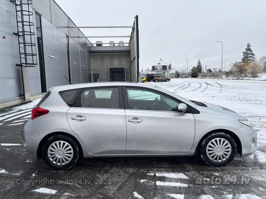Grey Toyota Auris 2013 in Tartu, with an engine capacity of 1.40 L and mileage of 232 thousand km for 4350 €, photo 4 on AUTOMOTO.COM.LV