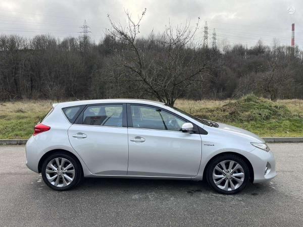 Pelēks Toyota Auris 2013 Viļņa, ar dzinēja tilpumu 1.80 L un nobraukumu 236 tūkst. km par 8950 €, foto 4 vietnē AUTOMOTO.COM.LV