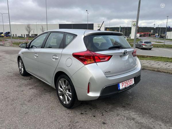 Pelēks Toyota Auris 2013 Viļņa, ar dzinēja tilpumu 1.80 L un nobraukumu 236 tūkst. km par 8950 €, foto 5 vietnē AUTOMOTO.COM.LV
