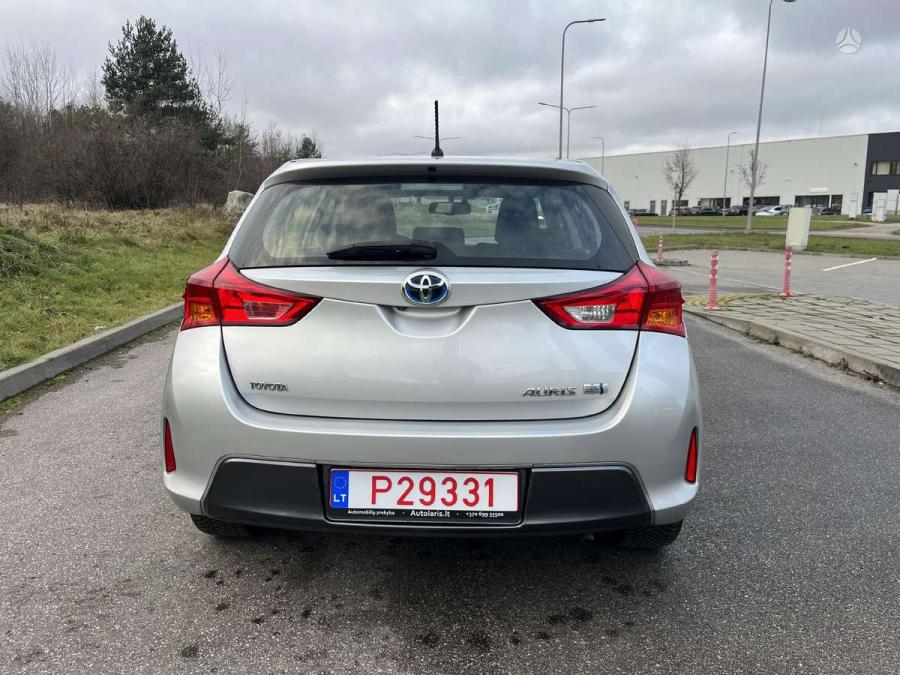 Grey Toyota Auris 2013 in Vilnius, with an engine capacity of 1.80 L and mileage of 236 thousand km for 8950 €, photo 6 on AUTOMOTO.COM.LV