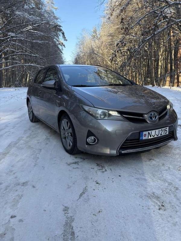 Grey Toyota Auris 2013 in Alytus, with an engine capacity of 1.80 L and mileage of 230 thousand km for 7650 €, photo 1 on AUTOMOTO.COM.LV