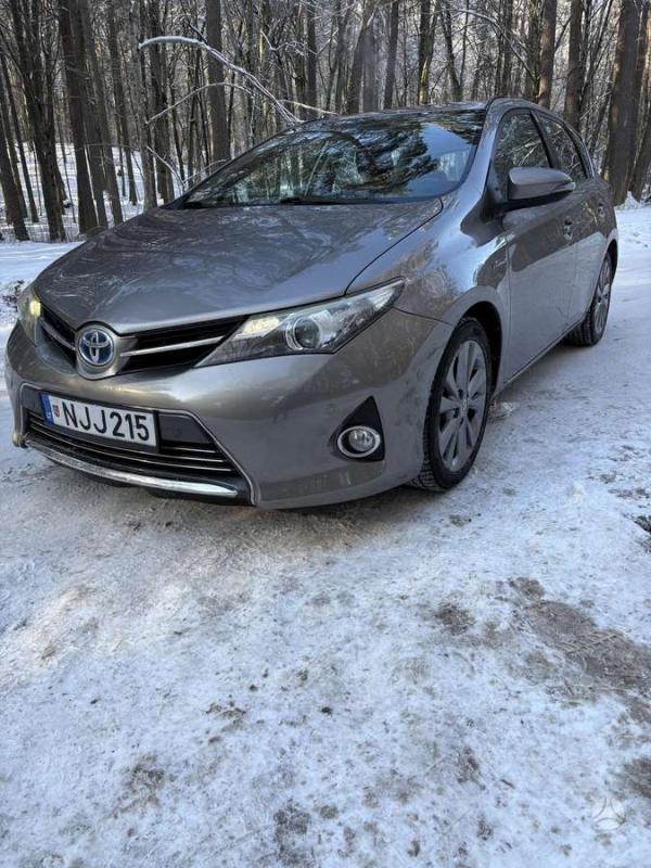 Grey Toyota Auris 2013 in Alytus, with an engine capacity of 1.80 L and mileage of 230 thousand km for 7650 €, photo 2 on AUTOMOTO.COM.LV
