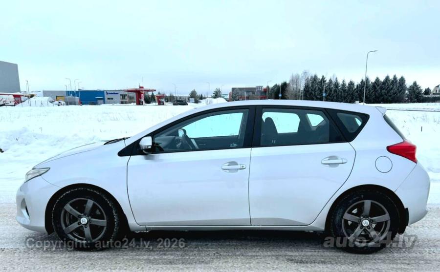 Grey Toyota Auris 2013 in Tallinn, with an engine capacity of 1.40 L and mileage of 202 thousand km for 4890 €, photo 5 on AUTOMOTO.COM.LV