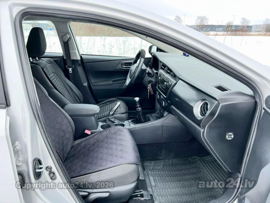 Grey Toyota Auris 2013 in Tallinn, with an engine capacity of 1.40 L and mileage of 202 thousand km for 4890 €, photo 12 on AUTOMOTO.COM.LV