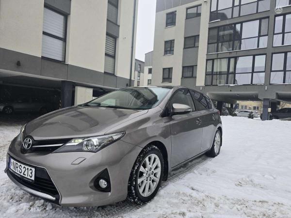 Grey Toyota Auris 2013 in Kaunas, with an engine capacity of 1.60 L and mileage of 320 thousand km for 5350 €, photo 1 on AUTOMOTO.COM.LV