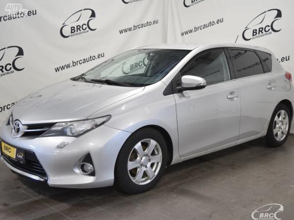 Pelēks Toyota Auris 2013 Rīga, ar dzinēja tilpumu 1.40 L un nobraukumu 308 tūkst. km par 3900 €, foto 1 vietnē AUTOMOTO.COM.LV