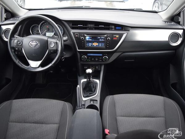 Pelēks Toyota Auris 2013 Rīga, ar dzinēja tilpumu 1.40 L un nobraukumu 308 tūkst. km par 3900 €, foto 4 vietnē AUTOMOTO.COM.LV