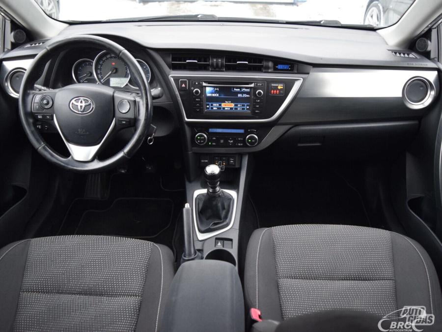 Pelēks Toyota Auris 2013 Rīga, ar dzinēja tilpumu 1.40 L un nobraukumu 308 tūkst. km par 3900 €, foto 4 vietnē AUTOMOTO.COM.LV