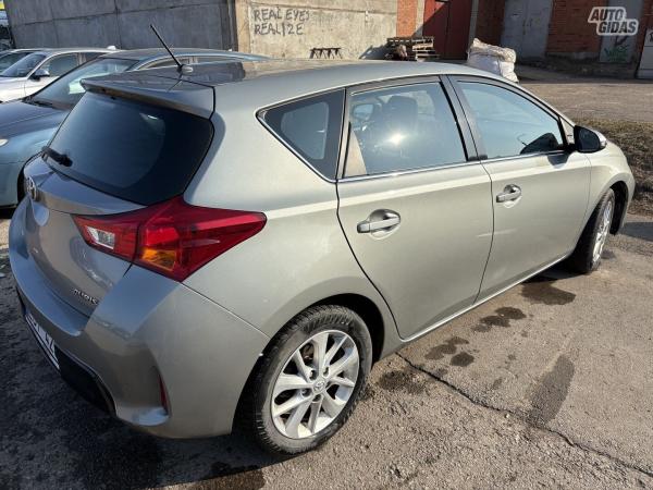 Grey Toyota Auris 2013 in Kaunas, with an engine capacity of 1.40 L and mileage of 202 thousand km for 5700 €, photo 1 on AUTOMOTO.COM.LV
