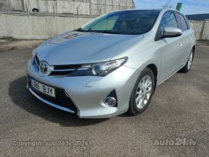 Pelēks Toyota Auris 2013 Tallina, ar dzinēja tilpumu 1.60 L un nobraukumu 180 tūkst. km par 5950 €, foto  vietnē AUTOMOTO.COM.LV