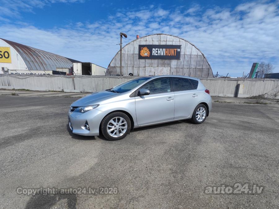 Pelēks Toyota Auris 2013 Tallina, ar dzinēja tilpumu 1.60 L un nobraukumu 180 tūkst. km par 5950 €, foto 5 vietnē AUTOMOTO.COM.LV