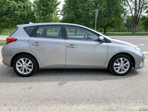Pelēks Toyota Auris 2013 Ogre, ar dzinēja tilpumu 1.30 L un nobraukumu 211 tūkst. km par 6770 €, foto 5 vietnē AUTOMOTO.COM.LV