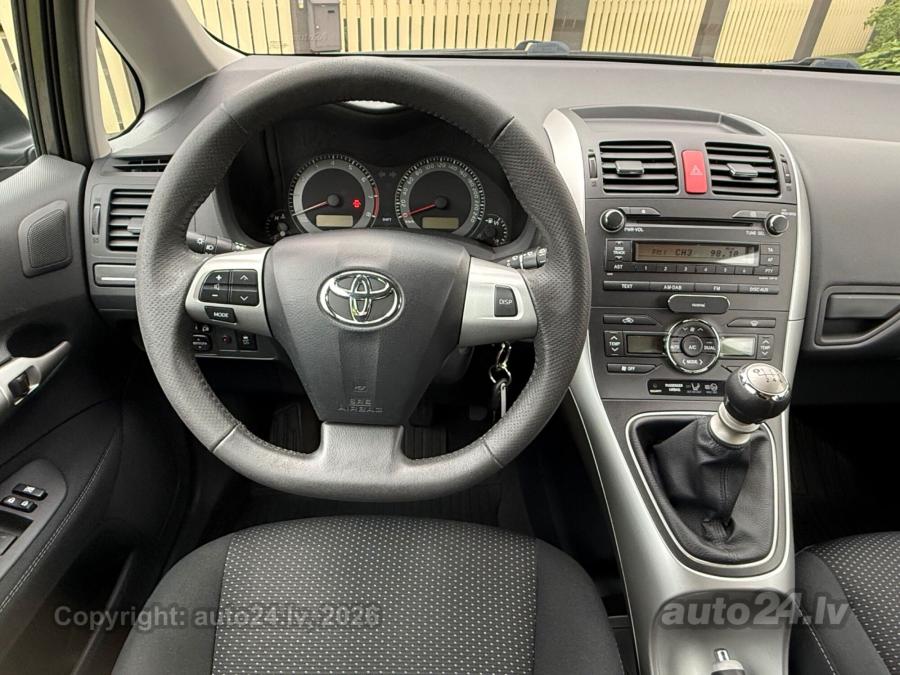 Pelēks Toyota Auris 2013 Pērnava, ar dzinēja tilpumu 1.60 L un nobraukumu 138 tūkst. km par 6250 €, foto 12 vietnē AUTOMOTO.COM.LV