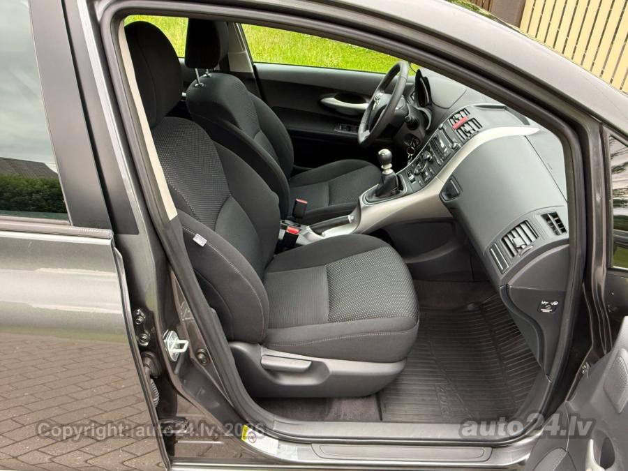 Pelēks Toyota Auris 2013 Pērnava, ar dzinēja tilpumu 1.60 L un nobraukumu 138 tūkst. km par 6250 €, foto 13 vietnē AUTOMOTO.COM.LV