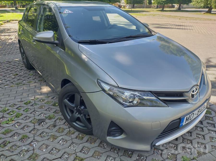 Grey Toyota Auris 2013 in Ventspils, with an engine capacity of 1.40 L and mileage of 217 thousand km for 6000 €, photo 1 on AUTOMOTO.COM.LV