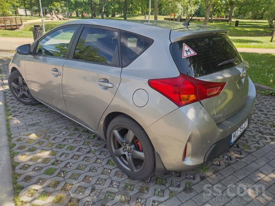 Grey Toyota Auris 2013 in Ventspils, with an engine capacity of 1.40 L and mileage of 217 thousand km for 6000 €, photo 4 on AUTOMOTO.COM.LV