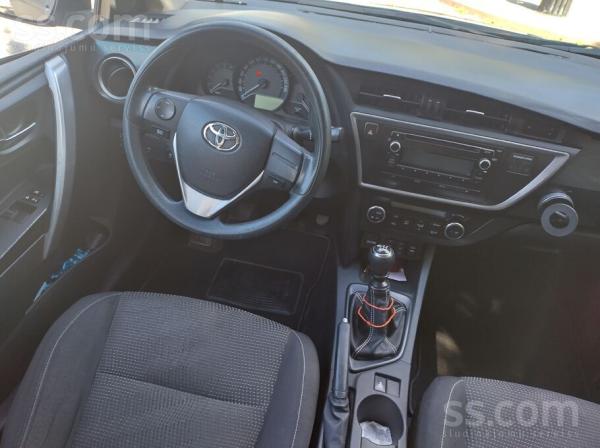 Grey Toyota Auris 2013 in Ventspils, with an engine capacity of 1.40 L and mileage of 217 thousand km for 6000 €, photo 5 on AUTOMOTO.COM.LV