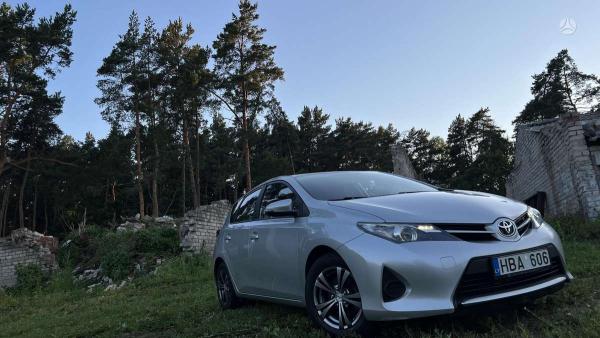 Grey Toyota Auris 2013 in Kaunas, with an engine capacity of 1.33 L and mileage of 250 thousand km for 4995 €, photo 1 on AUTOMOTO.COM.LV