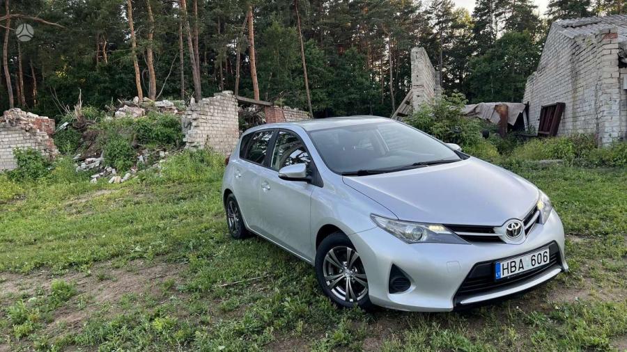 Grey Toyota Auris 2013 in Kaunas, with an engine capacity of 1.33 L and mileage of 250 thousand km for 4995 €, photo 3 on AUTOMOTO.COM.LV