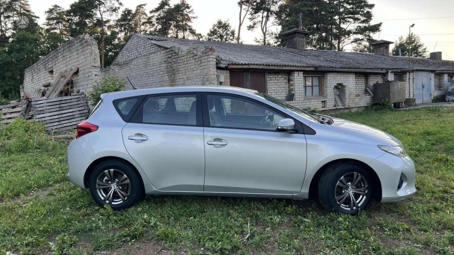 Grey Toyota Auris 2013 in Kaunas, with an engine capacity of 1.33 L and mileage of 250 thousand km for 4995 €, photo 5 on AUTOMOTO.COM.LV