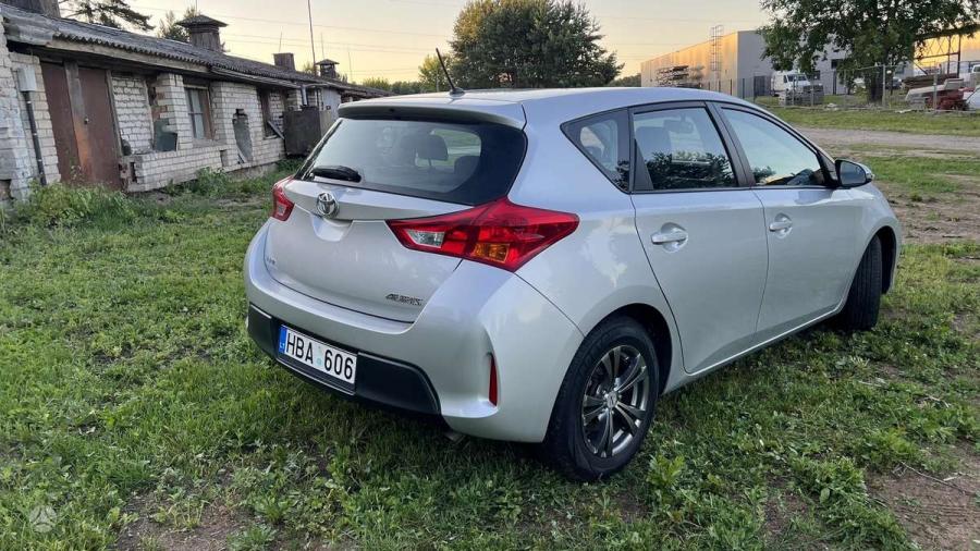 Grey Toyota Auris 2013 in Kaunas, with an engine capacity of 1.33 L and mileage of 250 thousand km for 4995 €, photo 6 on AUTOMOTO.COM.LV
