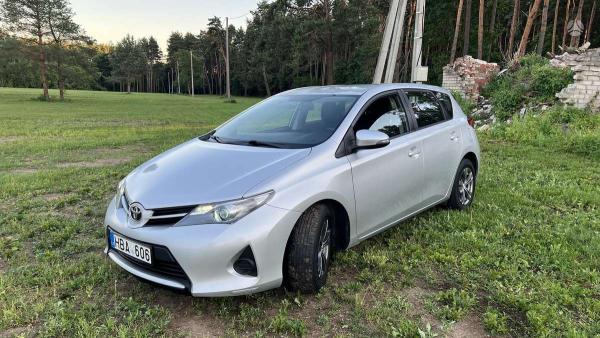 Grey Toyota Auris 2013 in Kaunas, with an engine capacity of 1.33 L and mileage of 250 thousand km for 4995 €, photo 7 on AUTOMOTO.COM.LV