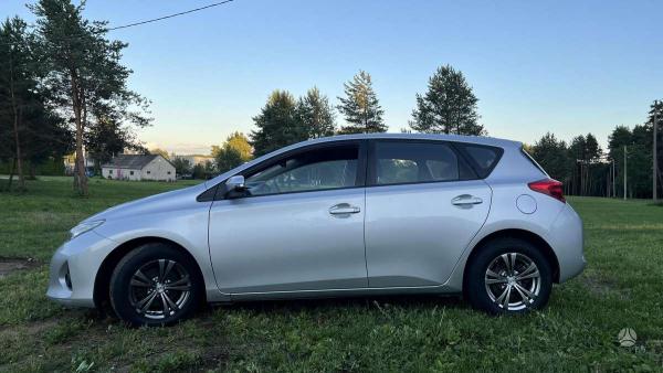 Grey Toyota Auris 2013 in Kaunas, with an engine capacity of 1.33 L and mileage of 250 thousand km for 4995 €, photo 8 on AUTOMOTO.COM.LV