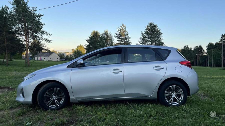 Grey Toyota Auris 2013 in Kaunas, with an engine capacity of 1.33 L and mileage of 250 thousand km for 4995 €, photo 9 on AUTOMOTO.COM.LV