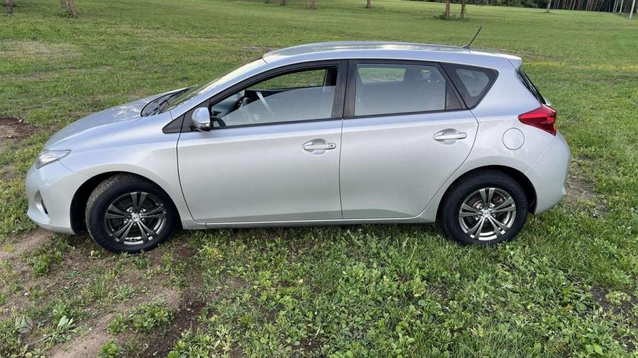 Grey Toyota Auris 2013 in Kaunas, with an engine capacity of 1.33 L and mileage of 250 thousand km for 4995 €, photo 10 on AUTOMOTO.COM.LV