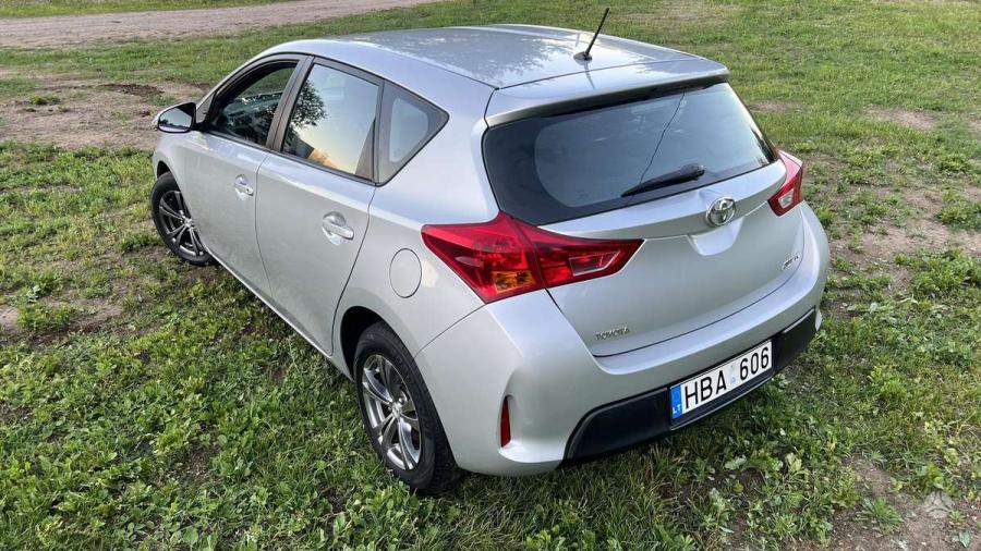 Grey Toyota Auris 2013 in Kaunas, with an engine capacity of 1.33 L and mileage of 250 thousand km for 4995 €, photo 12 on AUTOMOTO.COM.LV