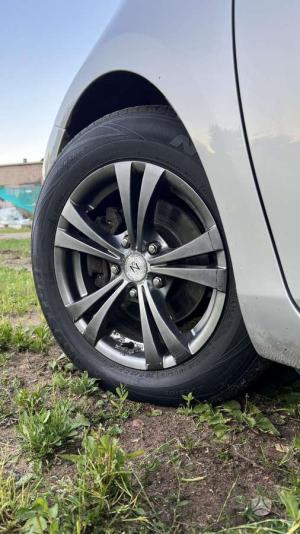 Grey Toyota Auris 2013 in Kaunas, with an engine capacity of 1.33 L and mileage of 250 thousand km for 4995 €, photo 17 on AUTOMOTO.COM.LV