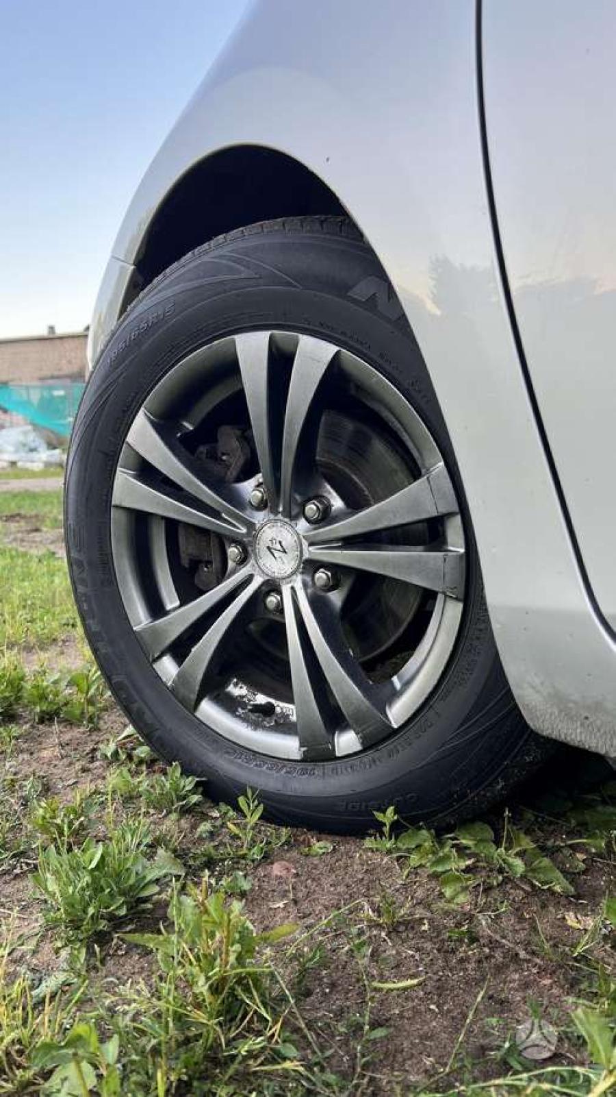 Grey Toyota Auris 2013 in Kaunas, with an engine capacity of 1.33 L and mileage of 250 thousand km for 4995 €, photo 17 on AUTOMOTO.COM.LV