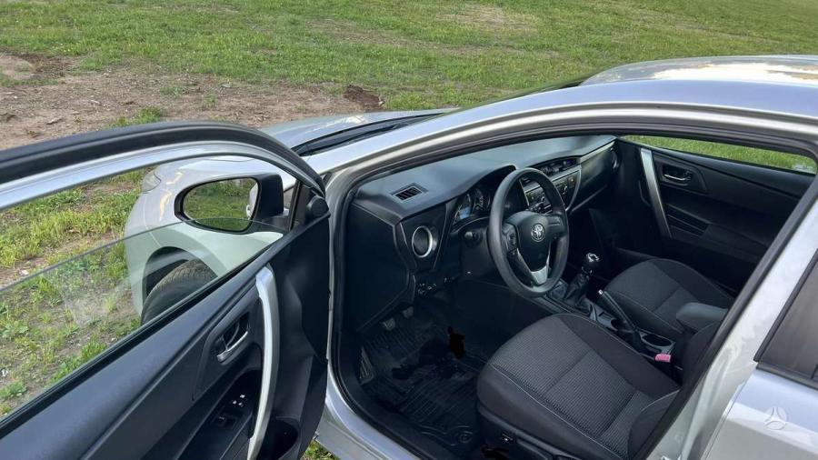 Grey Toyota Auris 2013 in Kaunas, with an engine capacity of 1.33 L and mileage of 250 thousand km for 4995 €, photo 19 on AUTOMOTO.COM.LV