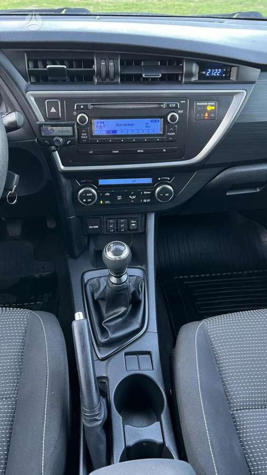 Grey Toyota Auris 2013 in Kaunas, with an engine capacity of 1.33 L and mileage of 250 thousand km for 4995 €, photo 22 on AUTOMOTO.COM.LV