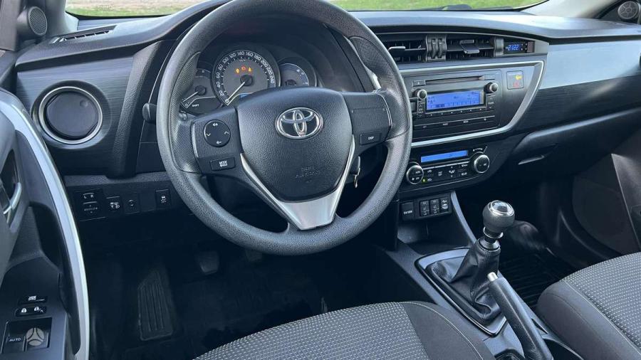 Grey Toyota Auris 2013 in Kaunas, with an engine capacity of 1.33 L and mileage of 250 thousand km for 4995 €, photo 23 on AUTOMOTO.COM.LV