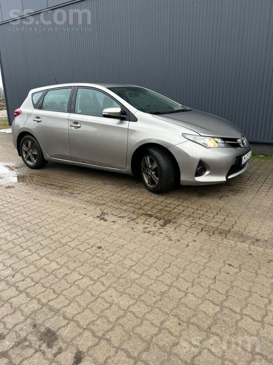 Grey Toyota Auris 2013 in Riga, with an engine capacity of 1.60 L and mileage of 224 thousand km for 4200 €, photo 1 on AUTOMOTO.COM.LV