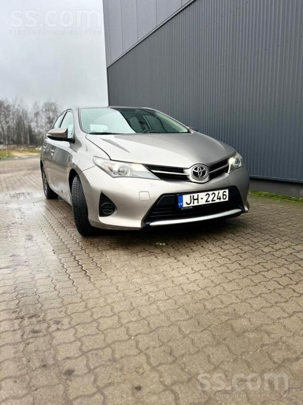 Grey Toyota Auris 2013 in Riga, with an engine capacity of 1.60 L and mileage of 224 thousand km for 4200 €, photo 2 on AUTOMOTO.COM.LV