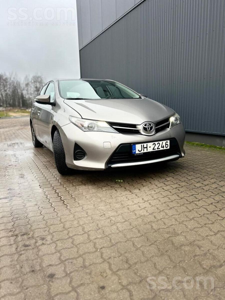 Grey Toyota Auris 2013 in Riga, with an engine capacity of 1.60 L and mileage of 224 thousand km for 4200 €, photo 3 on AUTOMOTO.COM.LV