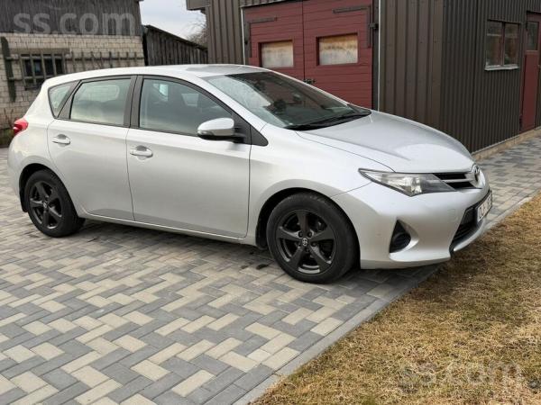 Grey Toyota Auris 2013 in Valmiera, with an engine capacity of 1.40 L and mileage of 299 thousand km for 5900 €, photo 3 on AUTOMOTO.COM.LV