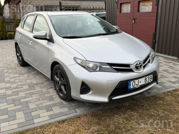Grey Toyota Auris 2013 in Valmiera, with an engine capacity of 1.40 L and mileage of 299 thousand km for 5900 €, photo 4 on AUTOMOTO.COM.LV