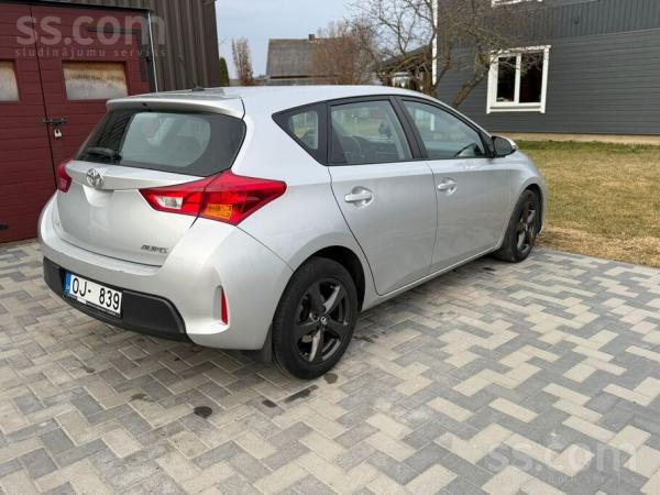 Grey Toyota Auris 2013 in Valmiera, with an engine capacity of 1.40 L and mileage of 299 thousand km for 5900 €, photo 6 on AUTOMOTO.COM.LV