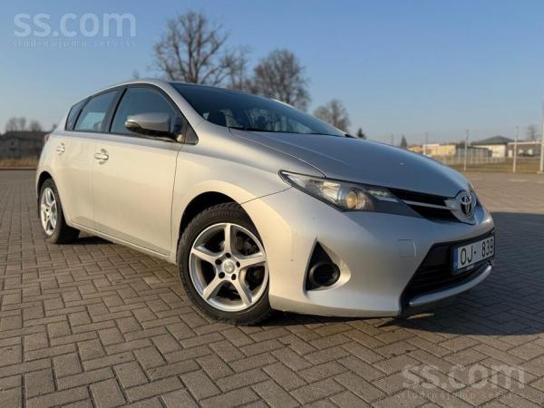 Grey Toyota Auris 2013 in Valmiera, with an engine capacity of 1.40 L and mileage of 299 thousand km for 5900 €, photo 7 on AUTOMOTO.COM.LV