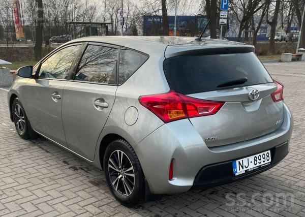 Pelēks Toyota Auris 2013 Rīga, ar dzinēja tilpumu 1.40 L un nobraukumu 353 tūkst. km par 4300 €, foto 4 vietnē AUTOMOTO.COM.LV