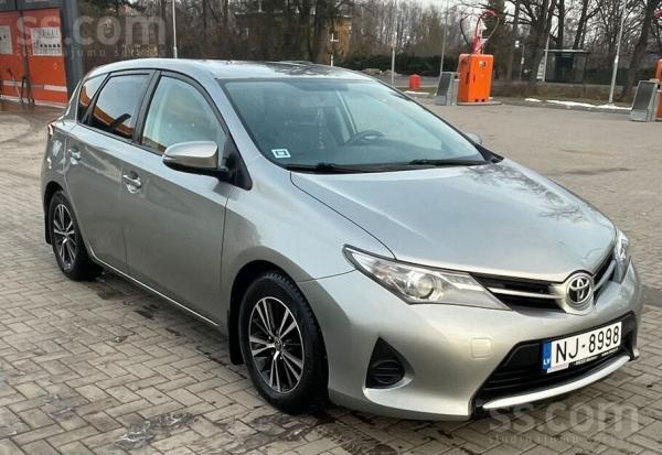Pelēks Toyota Auris 2013 Rīga, ar dzinēja tilpumu 1.40 L un nobraukumu 353 tūkst. km par 4300 €, foto 3 vietnē AUTOMOTO.COM.LV