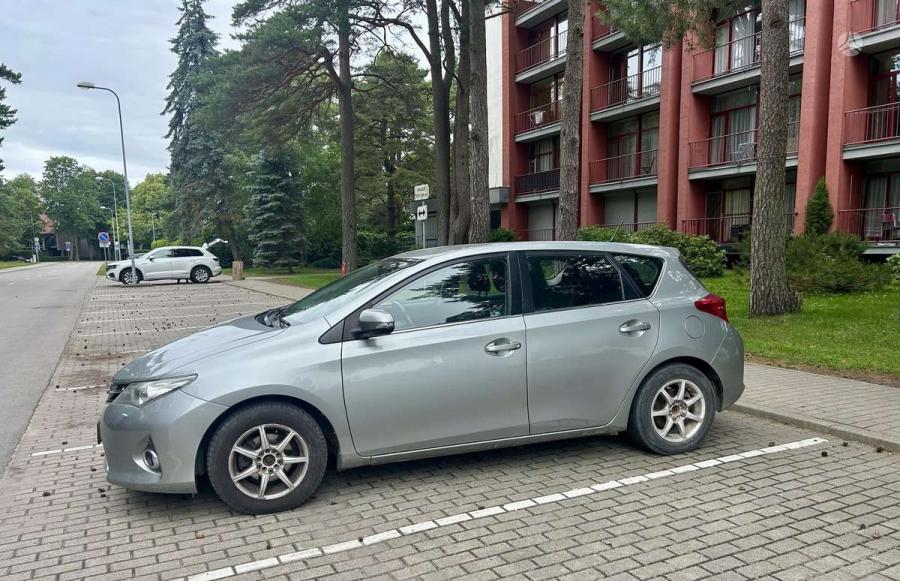 Pelēks Toyota Auris 2013 Palanga, ar dzinēja tilpumu 1.60 L un nobraukumu 230 tūkst. km par 3900 €, foto 5 vietnē AUTOMOTO.COM.LV
