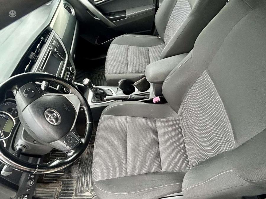 Pelēks Toyota Auris 2013 Palanga, ar dzinēja tilpumu 1.60 L un nobraukumu 230 tūkst. km par 3900 €, foto 11 vietnē AUTOMOTO.COM.LV
