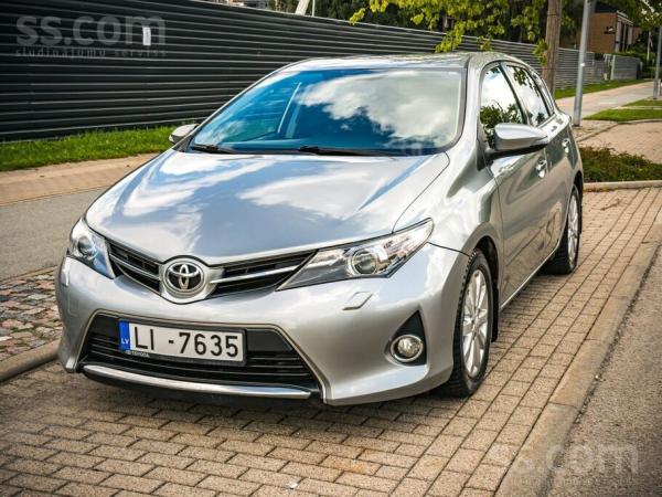 Pelēks Toyota Auris 2013 Rīga, ar dzinēja tilpumu 1.40 L un nobraukumu 241 tūkst. km par 4990 €, foto 1 vietnē AUTOMOTO.COM.LV