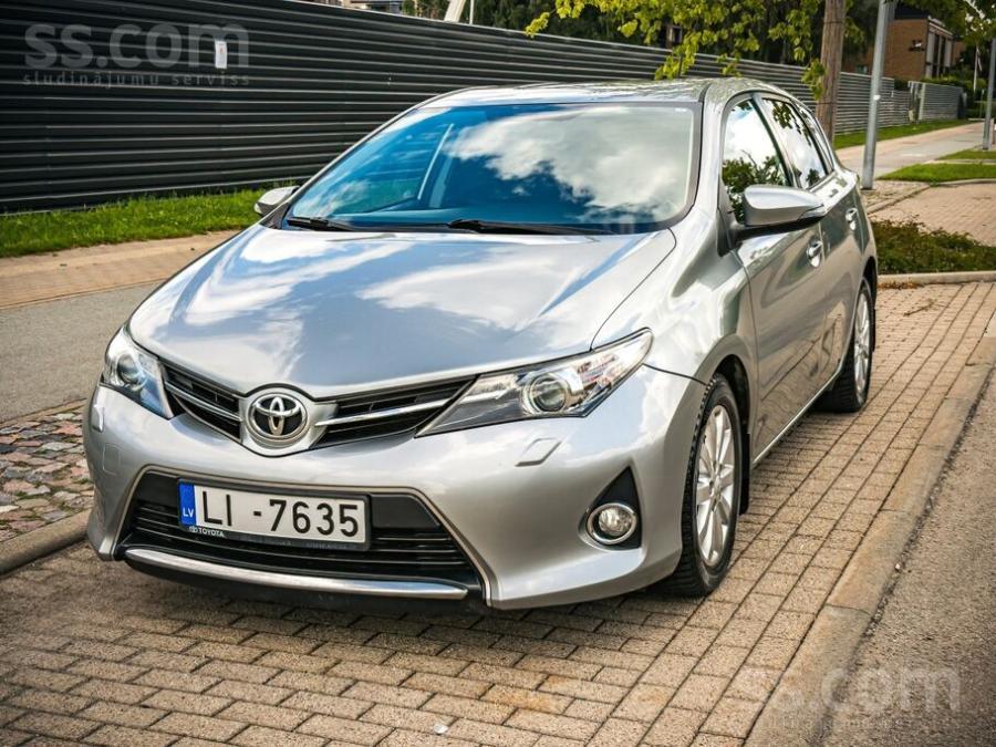 Pelēks Toyota Auris 2013 Rīga, ar dzinēja tilpumu 1.40 L un nobraukumu 241 tūkst. km par 4990 €, foto 1 vietnē AUTOMOTO.COM.LV